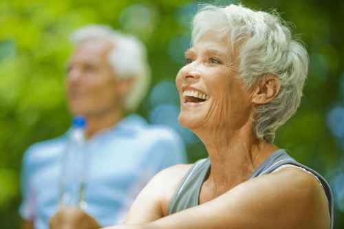 lteres Paar, Senioren, macht eine Pause, lachende Frau